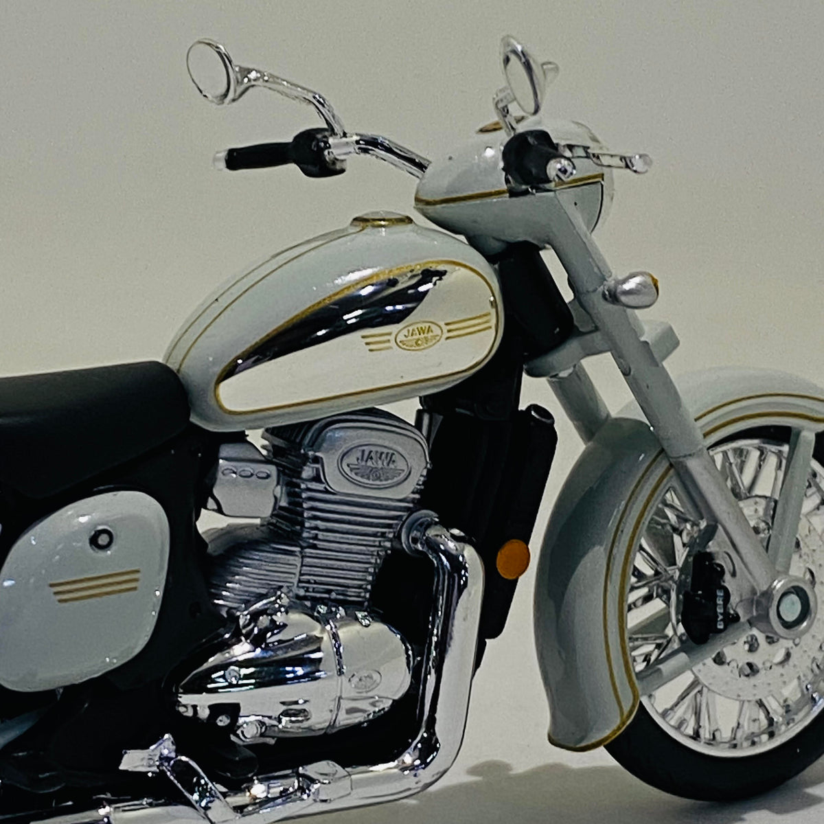Jawa Classic 300 Grey Chrome scale miniature model bike 1/18 – Hobbytoys.co